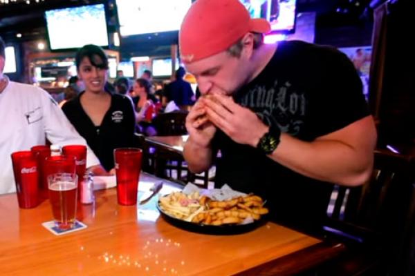 Big Timmy Burger Challenge Eaten in 2:58 - video Fast Food